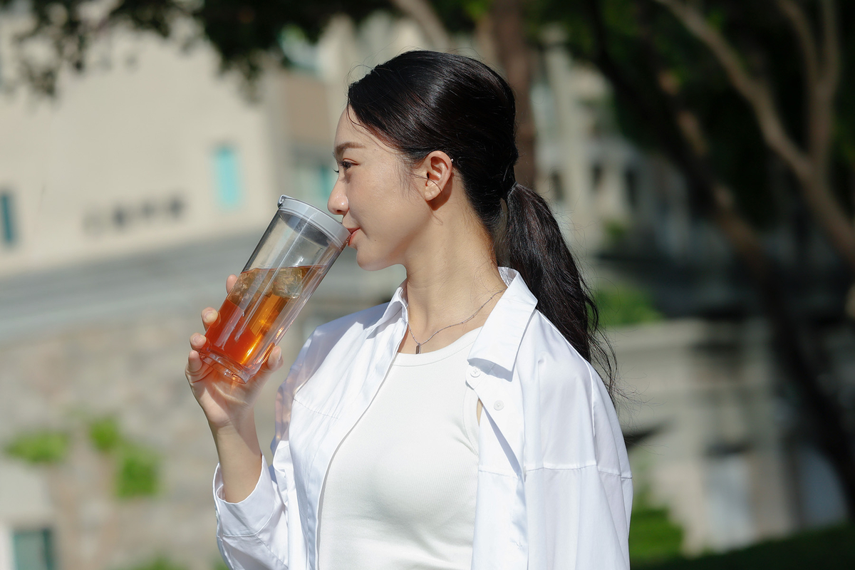 嘖嘖 | hó-lim Suí 免吸管透飲杯｜首創吸杯一體結構，免抬頭、珍珠自動入口！台灣人的飲料杯，台灣製造