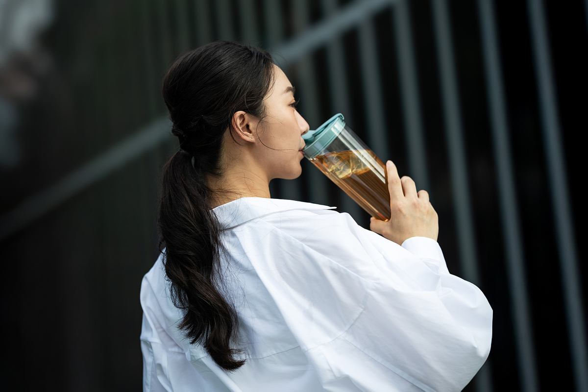 嘖嘖 | hó-lim Suí 免吸管透飲杯｜首創吸杯一體結構，免抬頭、珍珠自動入口！台灣人的飲料杯，台灣製造